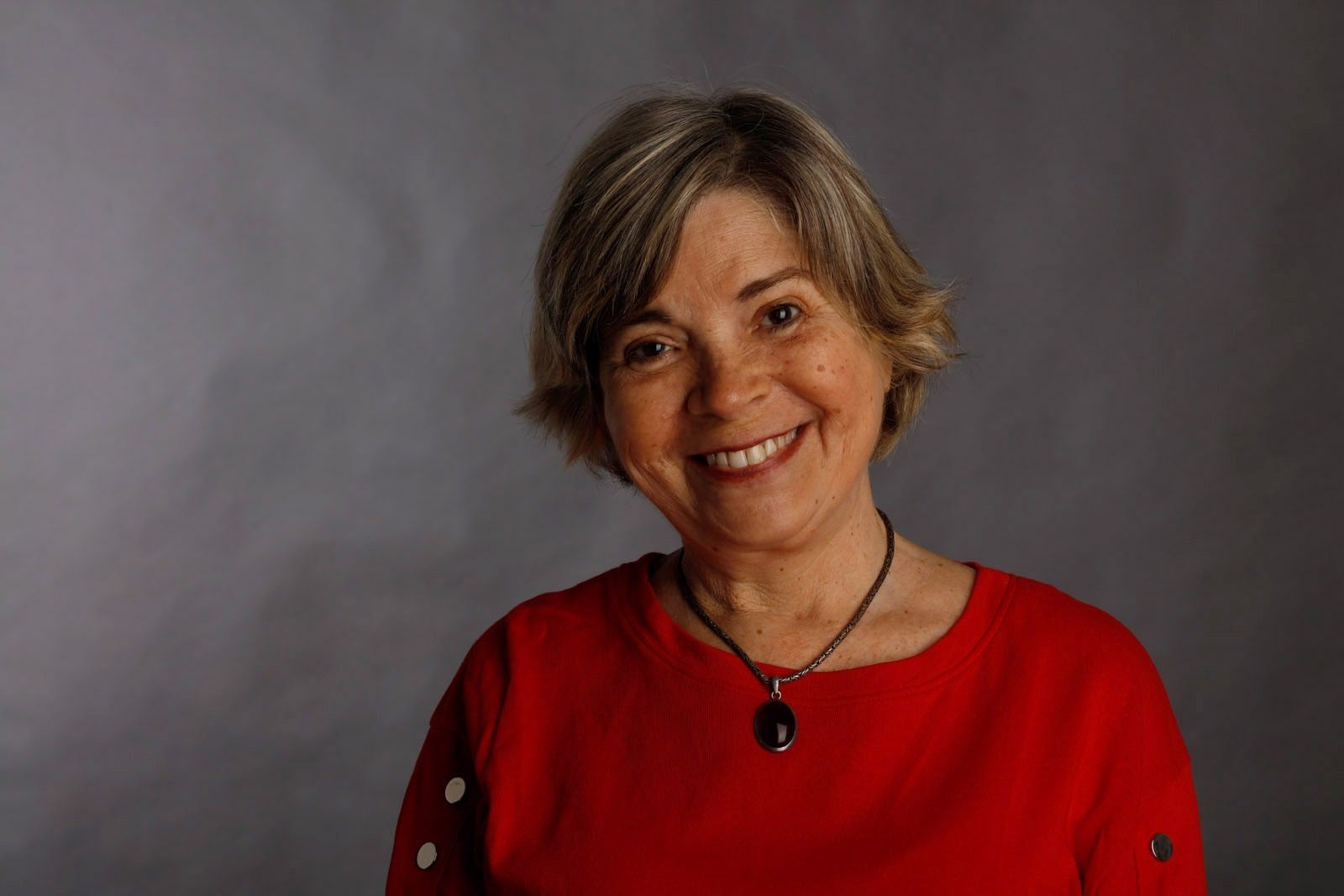 Angela Barros Leal lança livro sobre mulheres que tiveram suas ...