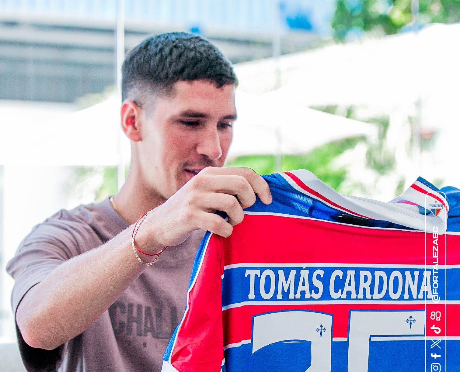 Zagueiro Tomás Cardona chega e se apresenta ao Fortaleza, no Pici