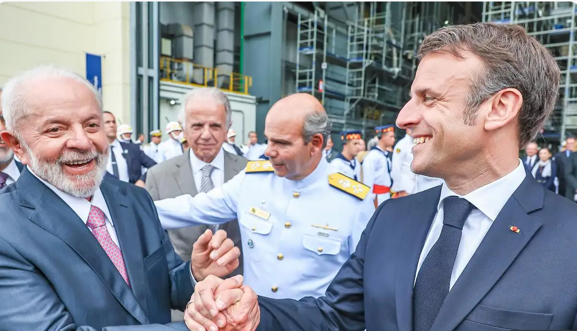 Lula recebe Macron no Planalto para último dia de agenda do francês no ...