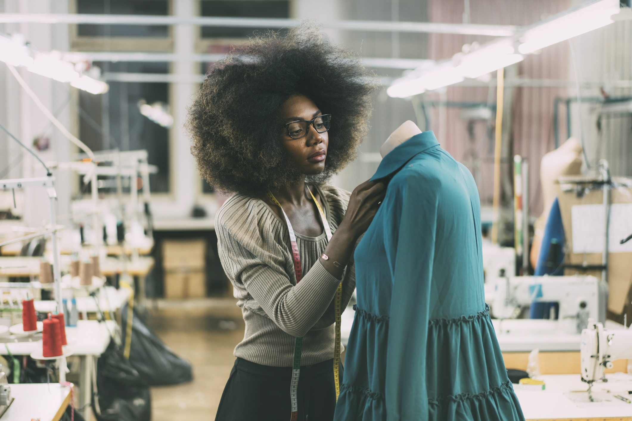 Conheça os salários e as profissões de quem faz tendência na indústria ...