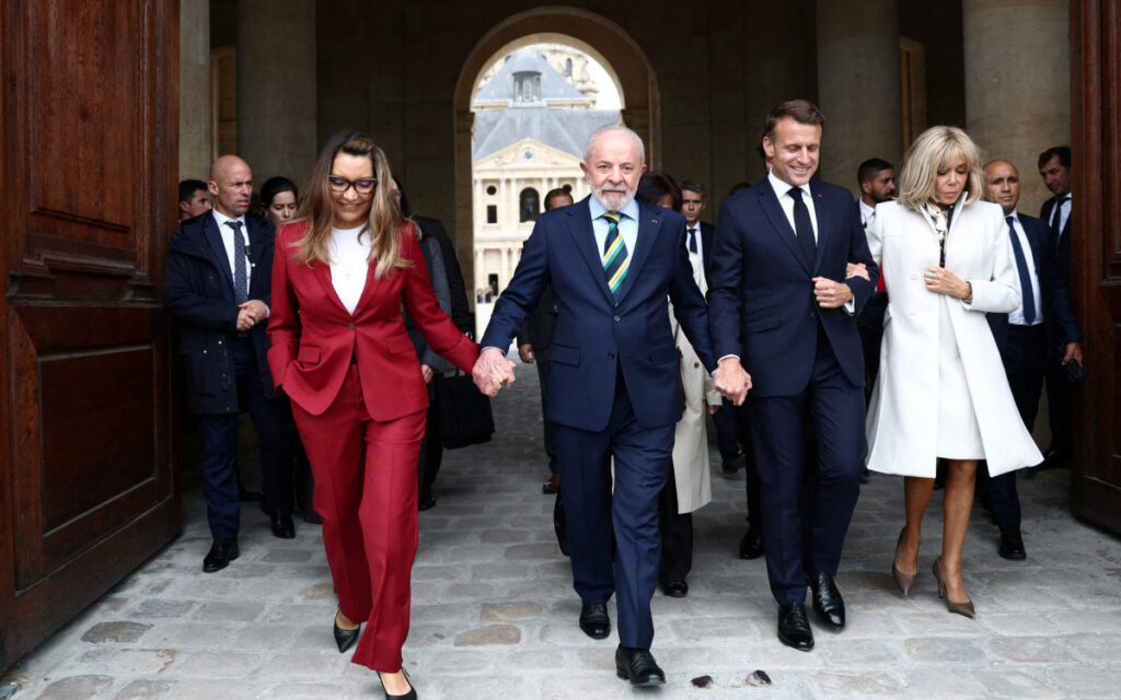 Lula e Janja entram de mãos dadas com Macron e Brigitte na Palácio do ...