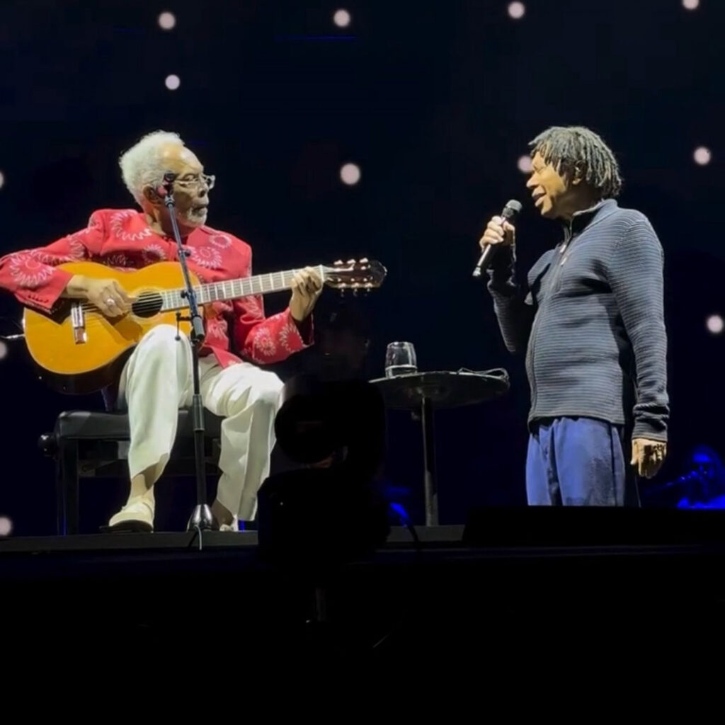 Gilberto Gil recebe Djavan de surpresa em show no Rio de Janeiro